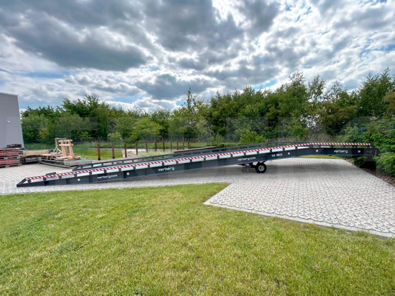 Mobile loading ramp for heavy equipment